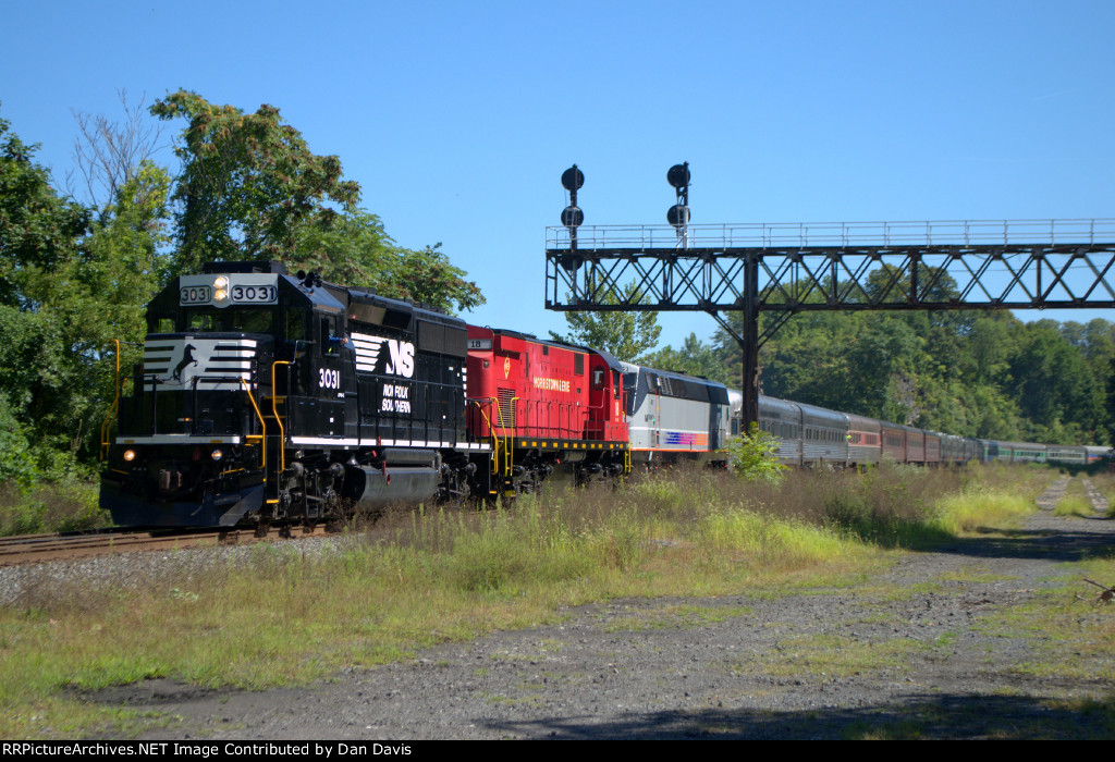 NS GP40-2 3031 leads 975 "Lehigh Limited"